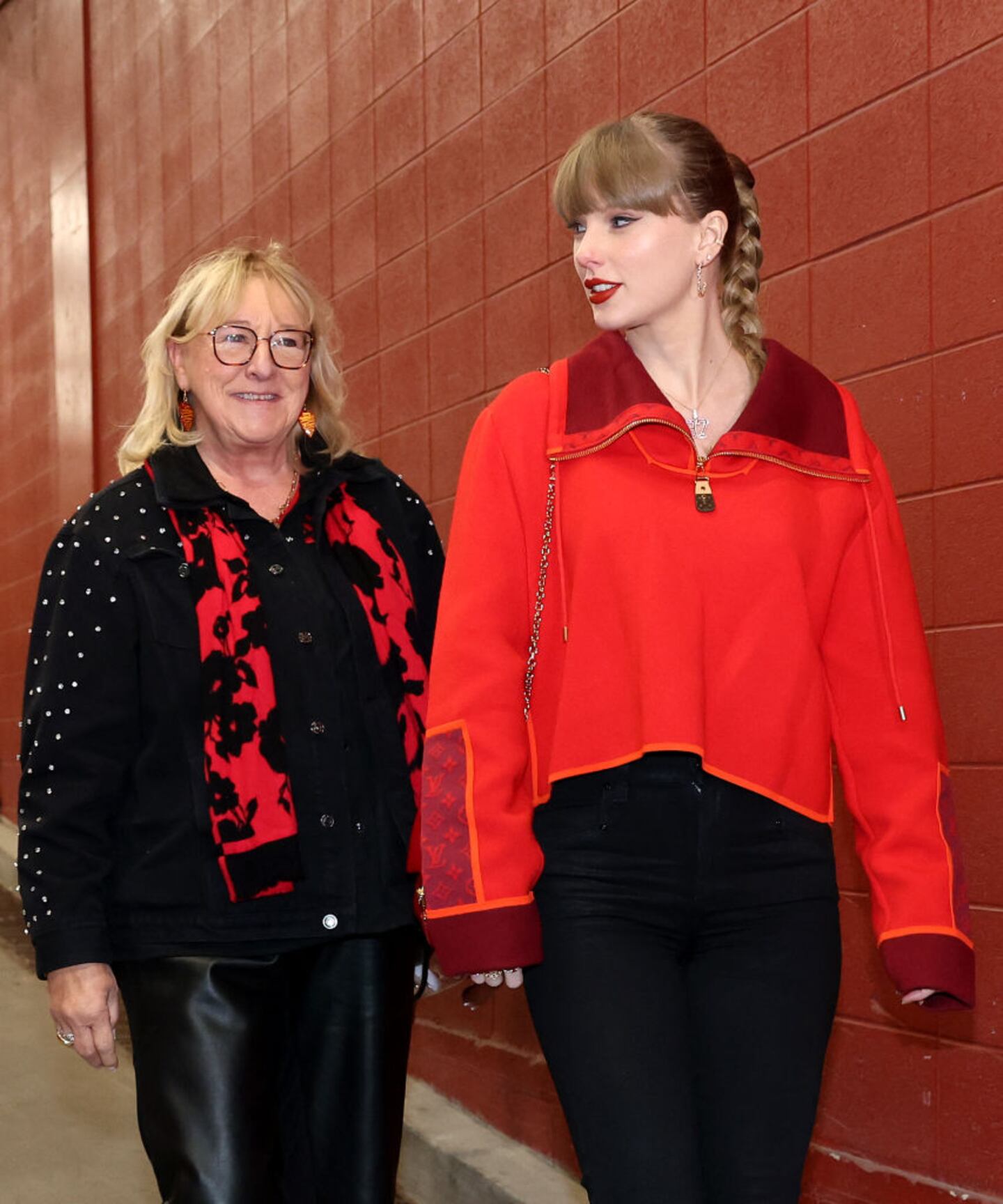 Taylor Swift le envía una dulce señal a Travis Kelce durante victoria ...