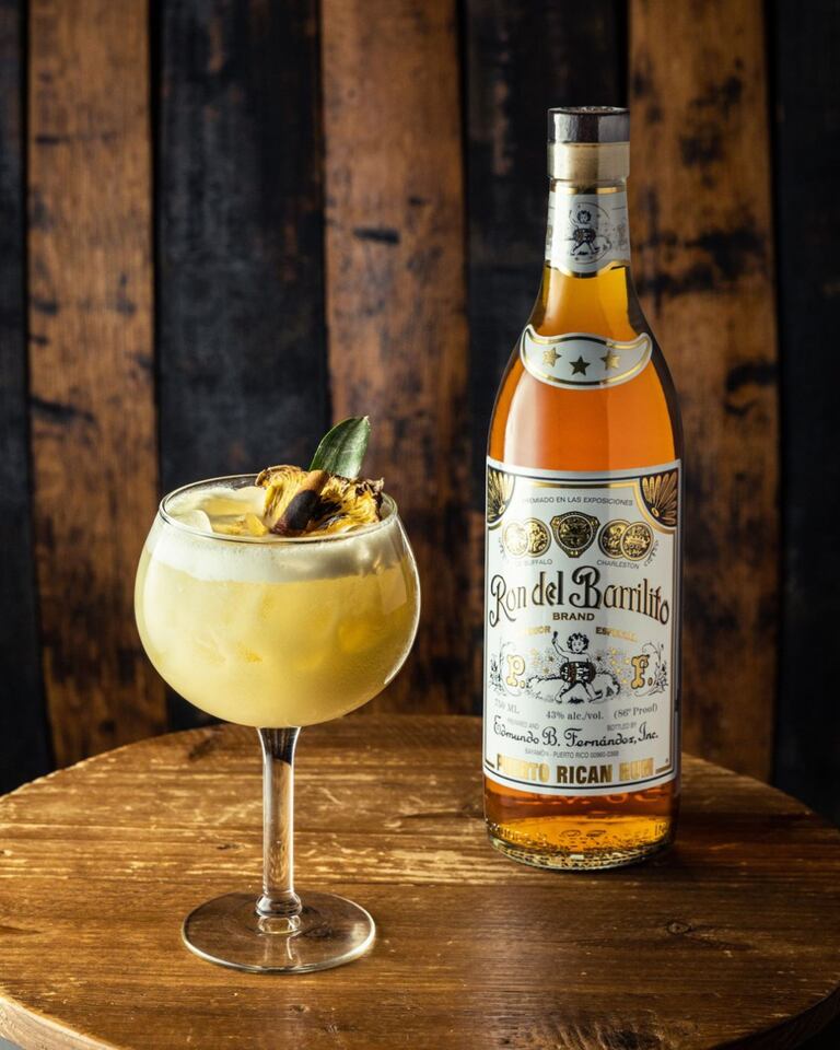 Elaborada con rones añejados entre seis y diez años en barriles ...