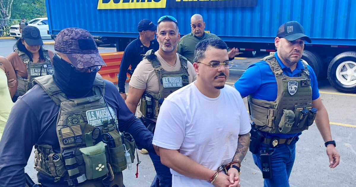 Policía arresta a uno de los más buscados, sospechoso de asesinato en ... Policía arresta a uno de los más buscados, sospechoso de asesinato en ...