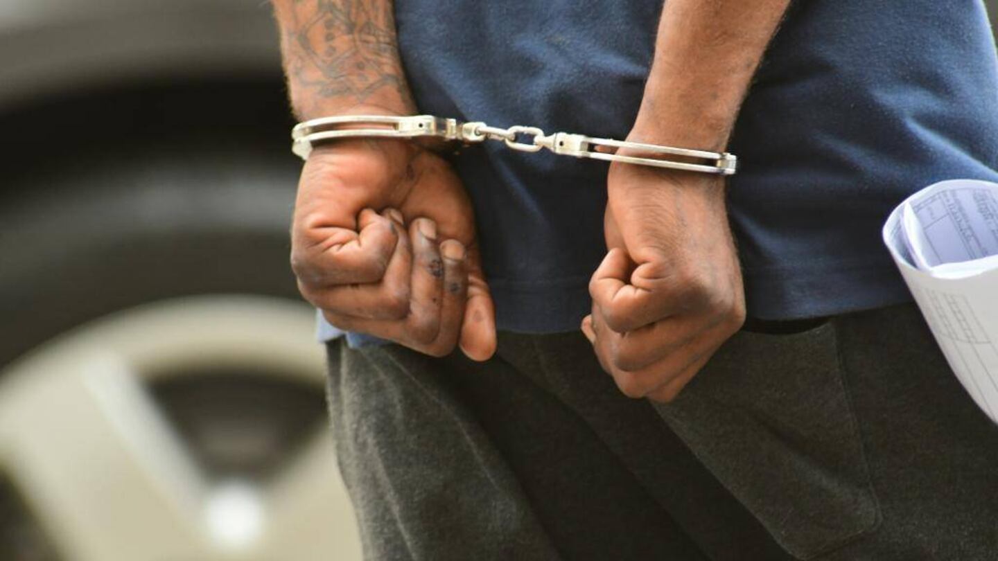Policía Atrapa A Hombre Con Orden De Arresto Por Violencia Doméstica