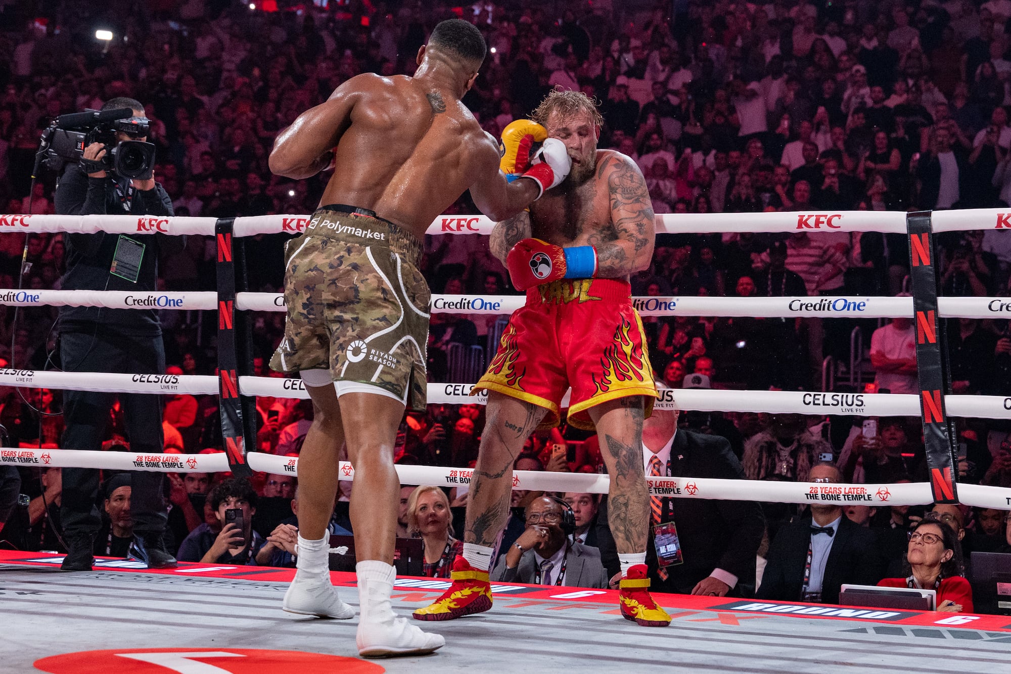 Las imágenes que marcaron la histórica noche de Jake vs. Joshua en ...