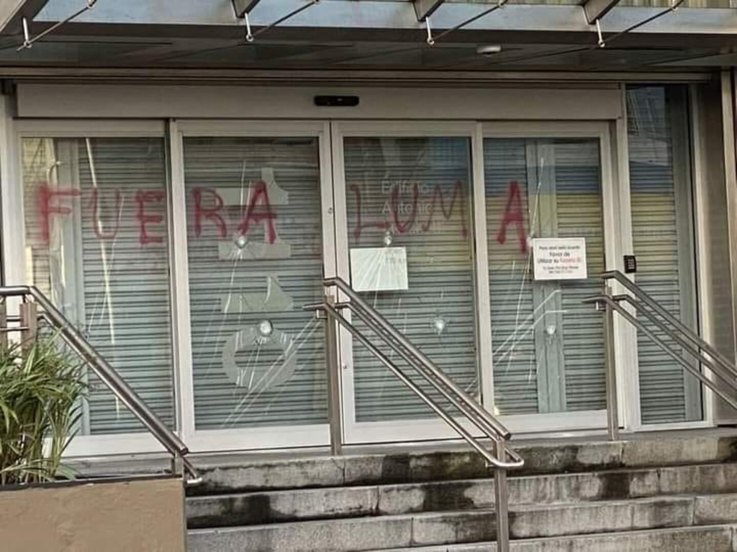 “Fuera LUMA”: Vandalizan oficinas de LUMA en medio de apagón masivo ...
