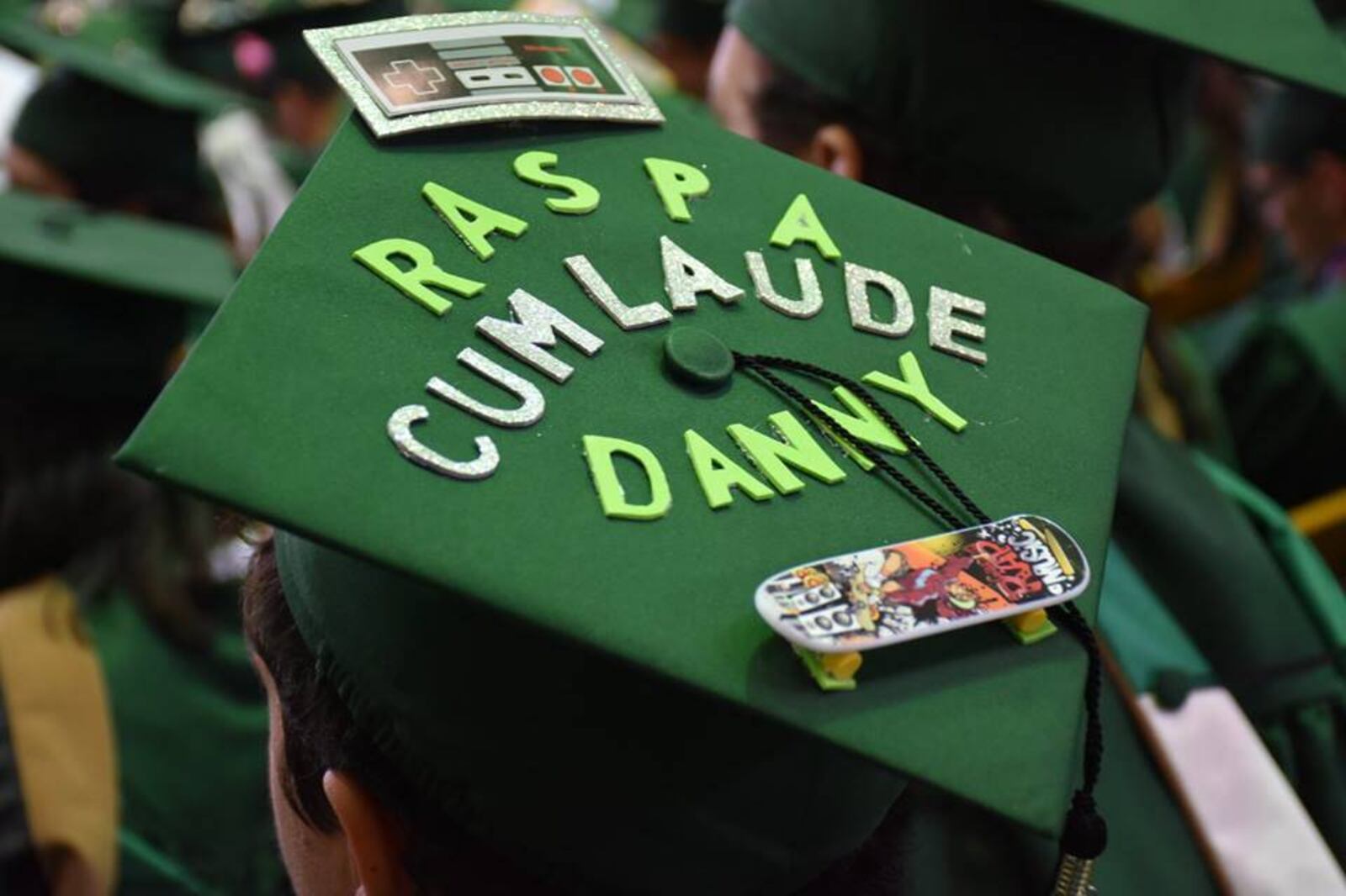 Creatividad en los birretes de la graduación del RUM – Metro Puerto Rico