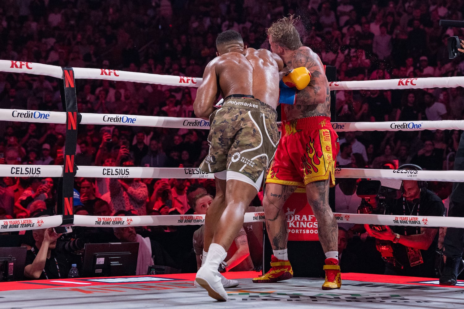 Las imágenes que marcaron la histórica noche de Jake vs. Joshua en ...