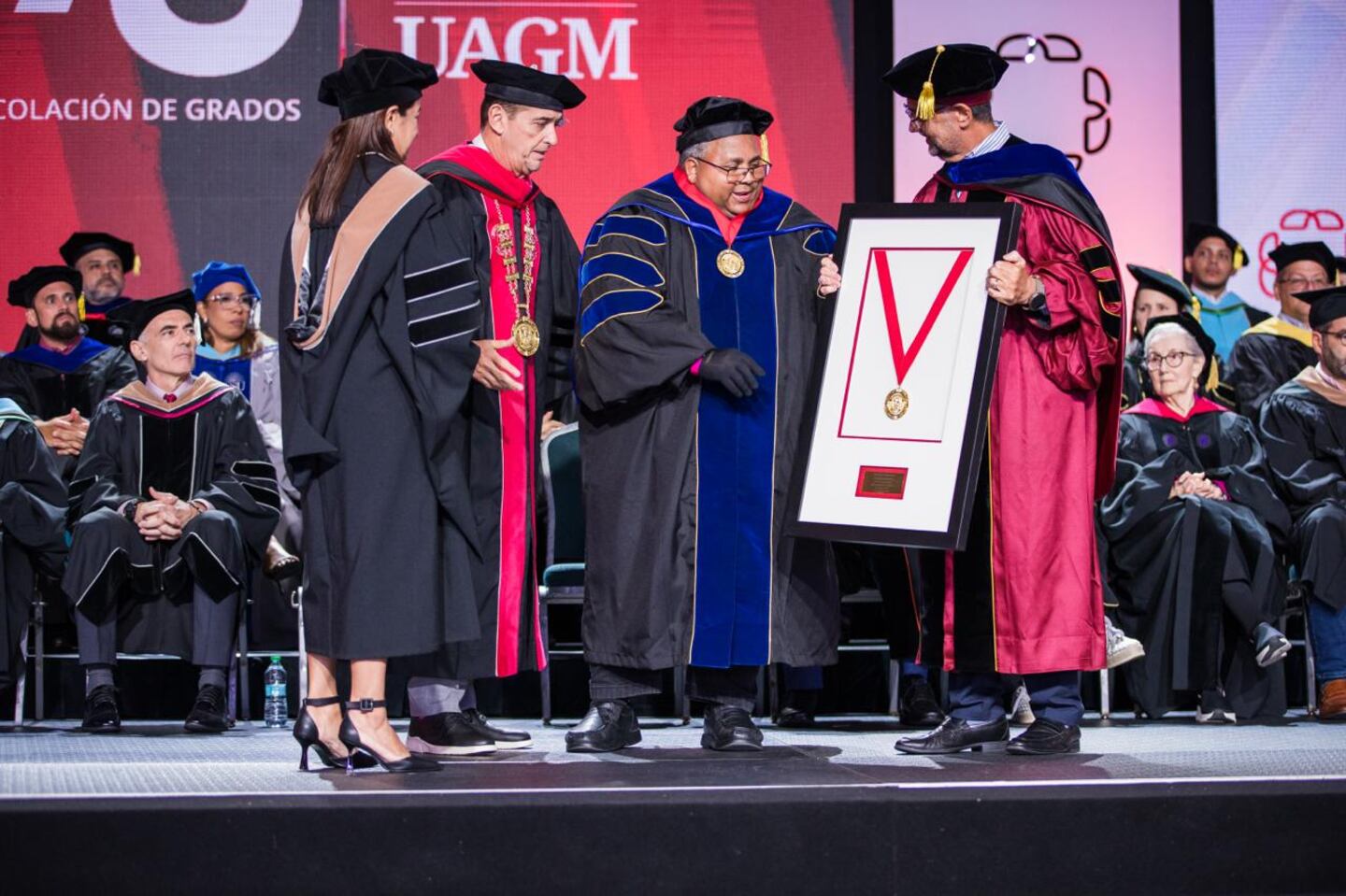 Conceden la medalla presidencial a Roberto Cortés y el chef Iván ...