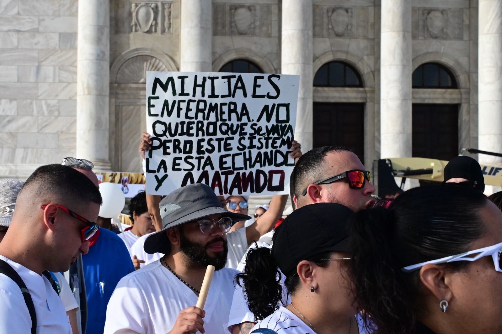 Cientos de enfermeros acuden al Capitolio para manifestación White Flu ...