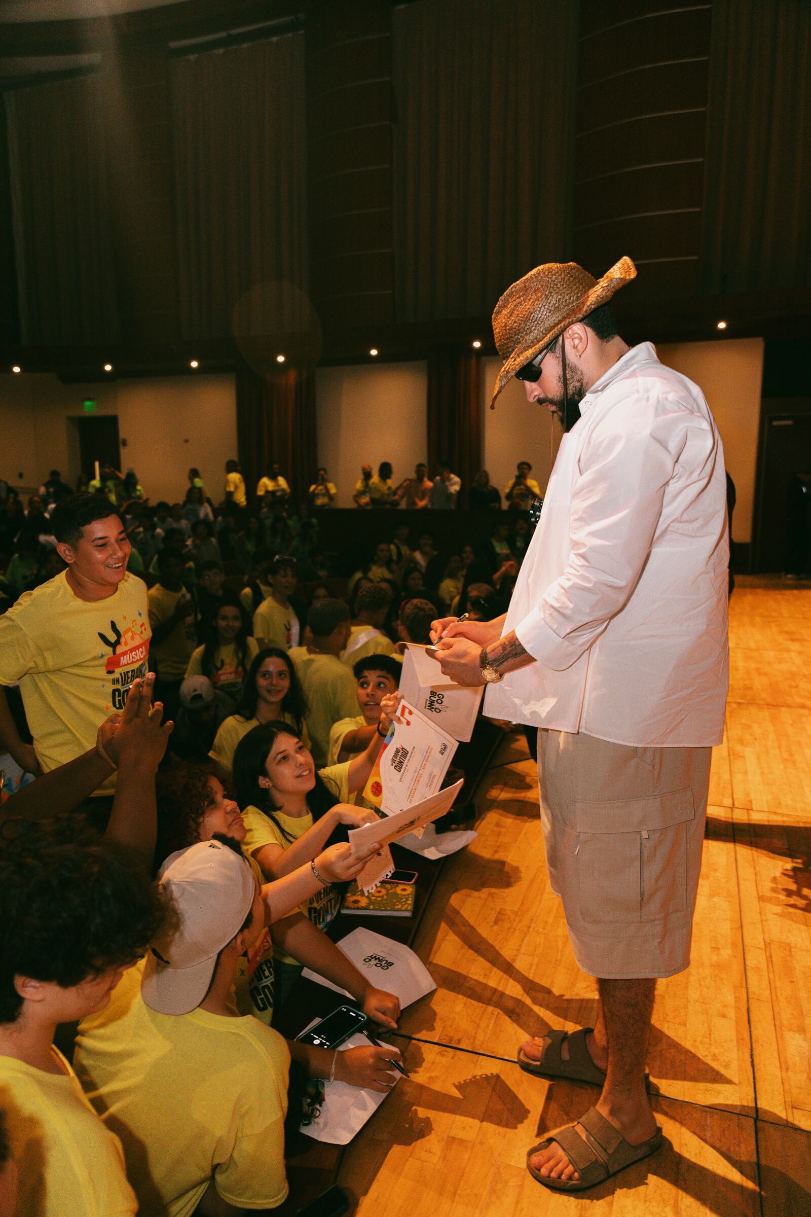 ¡Sorpresa! Bad Bunny visita el campamento “Un verano contigo” de su ...