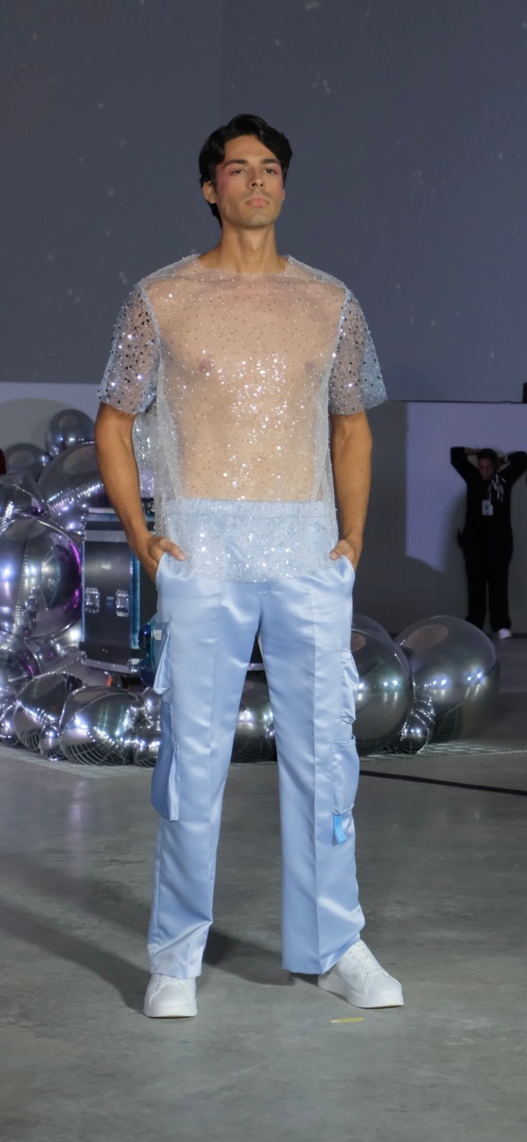 Reconocido diseñador presenta su colección “Lucent” y rinde homenaje a ...