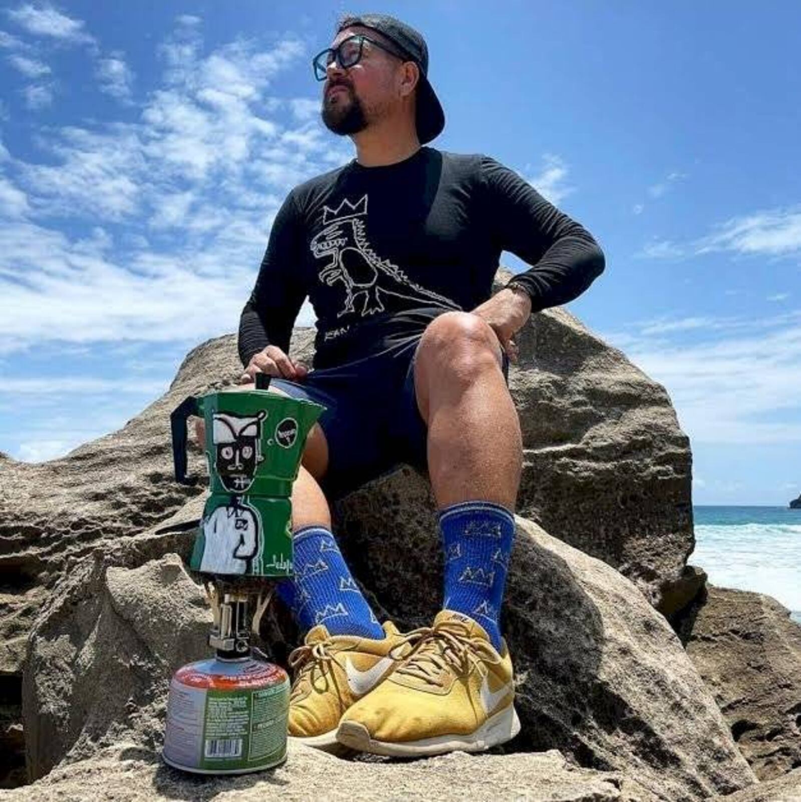 Boricua pasea con su greca y cuela café en destinos paradisíacos de ...